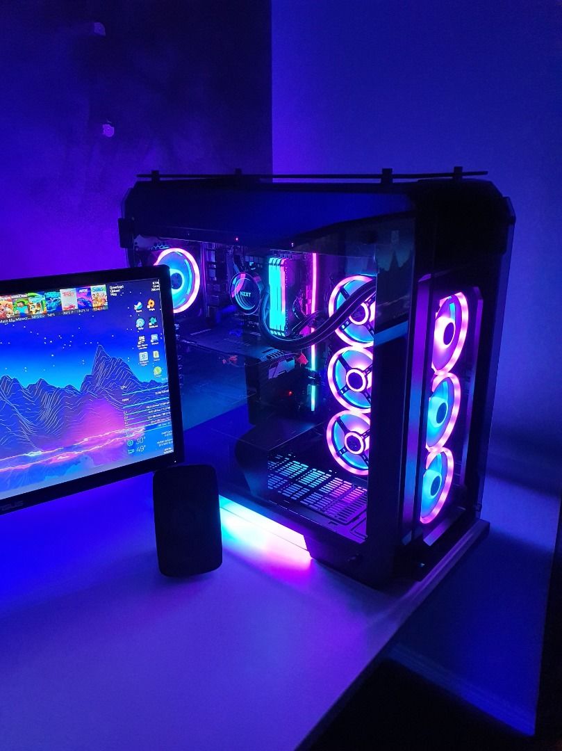 AydinH's Setup - Clean Triple Monitor Setup | Scooget