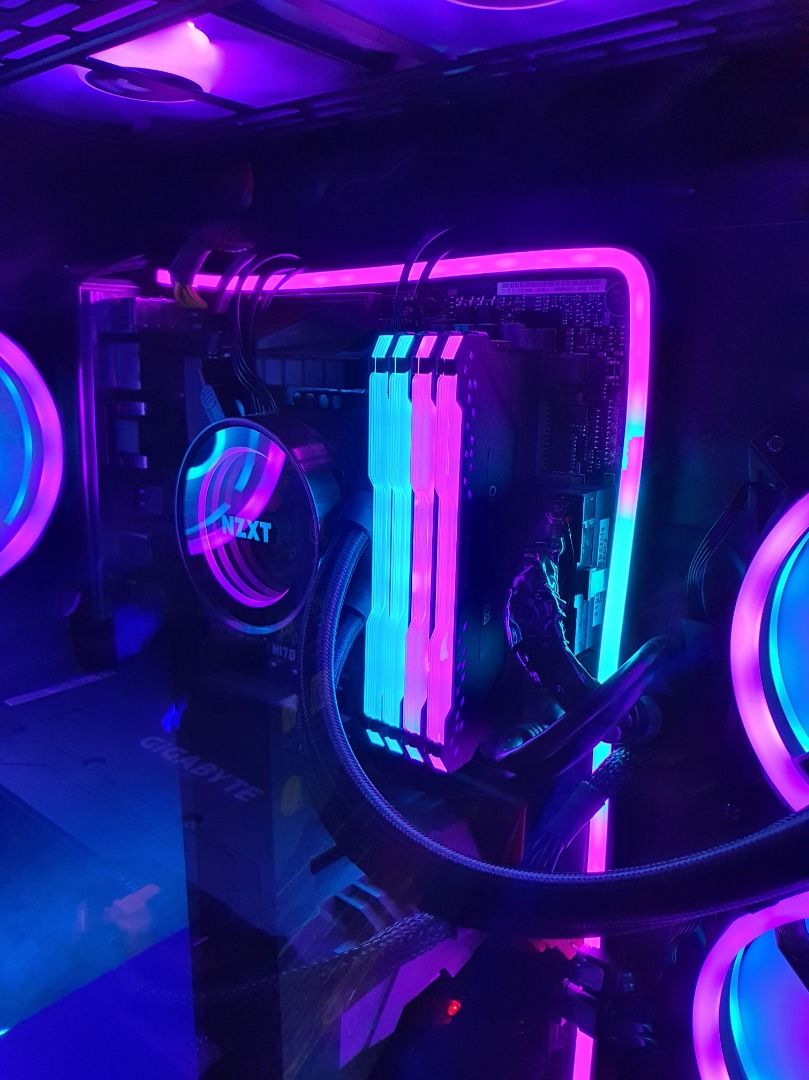 AydinH's Setup - Clean Triple Monitor Setup | Scooget