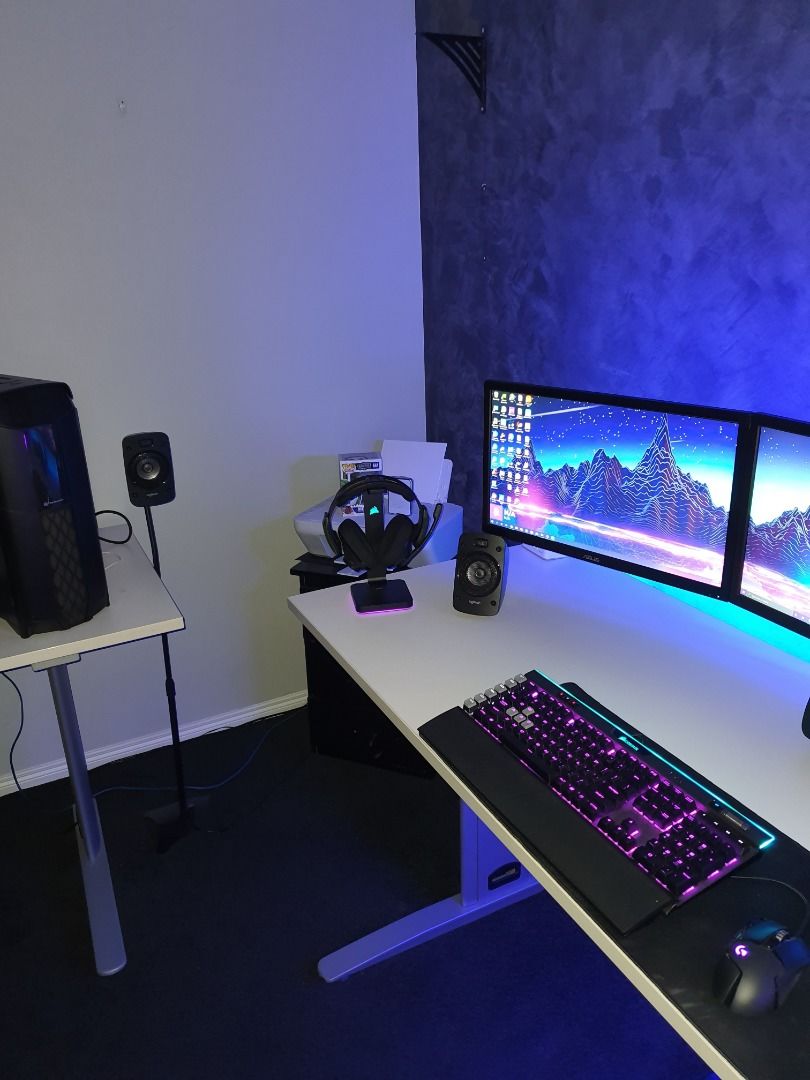 AydinH's Setup - Clean Triple Monitor Setup | Scooget